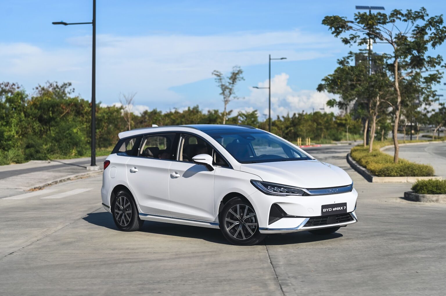 The All-New BYD eMAX 7 - Motoph - motoph.com